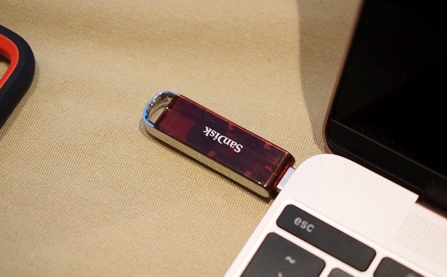 SanDisk unveils world’s smallest 1TB USB drive at CES 2018