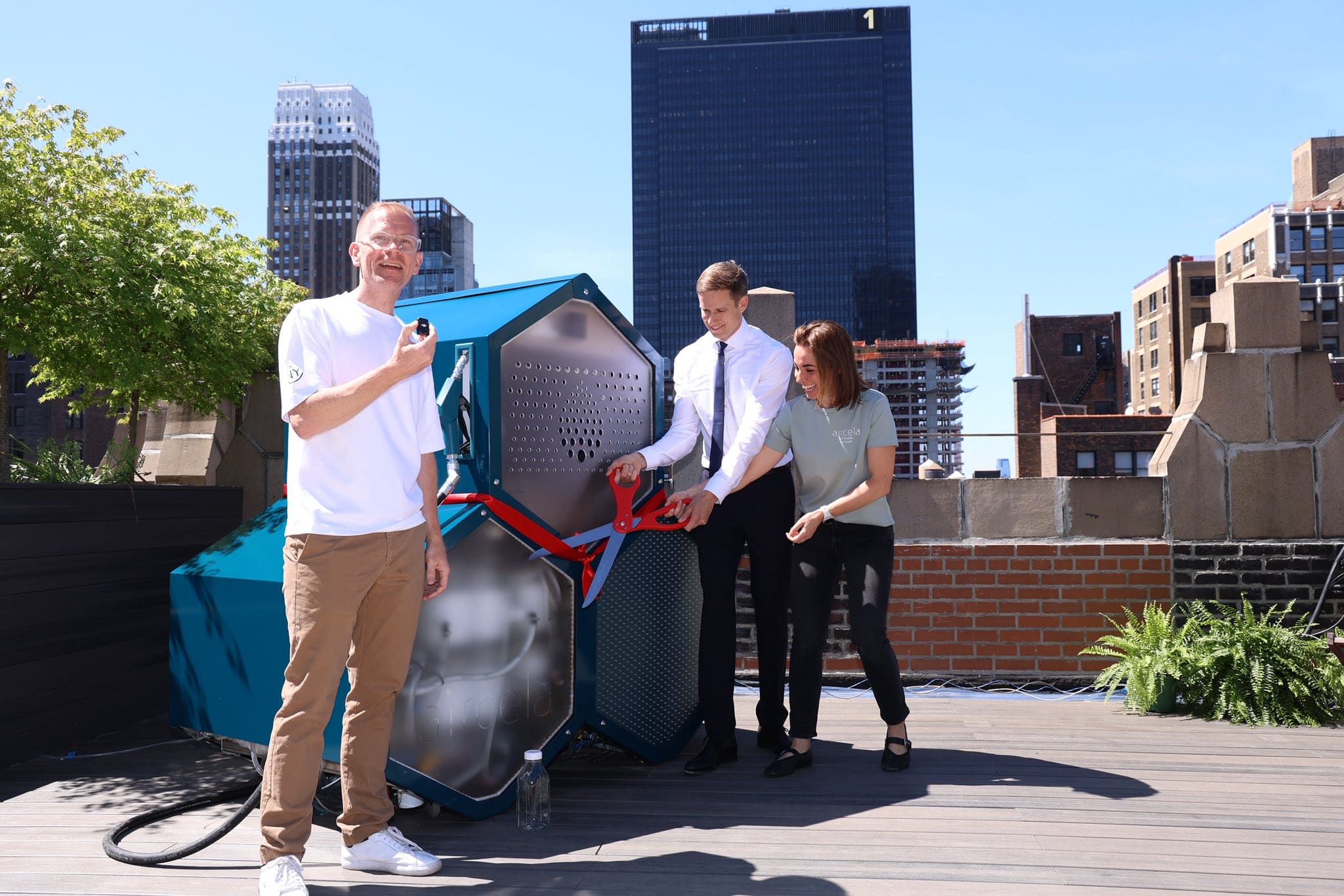 This Machine Makes Gasoline From Air In Real Time